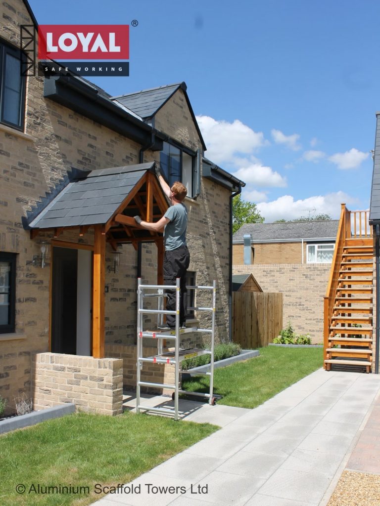 BS8620 Podium Steps - platform height 1.50m - Aluminium Scaffold Towers ...