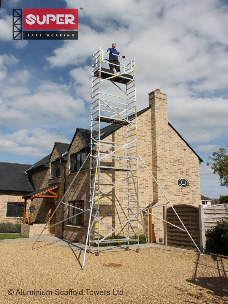 eDIY 5+ Scaffold Tower with 2 Telescopic Outriggers and Toeboards ...